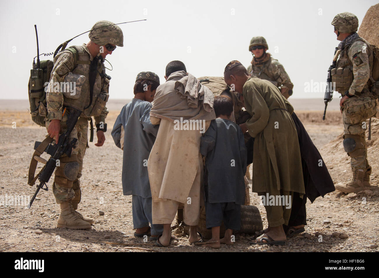 Soldiers and marines gathering hi-res stock photography and images - Alamy