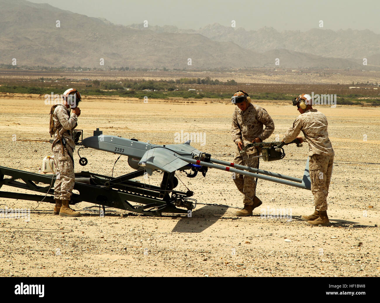 Marines with Unmanned Aerial Vehicle Squadron 3 practice the launch ...