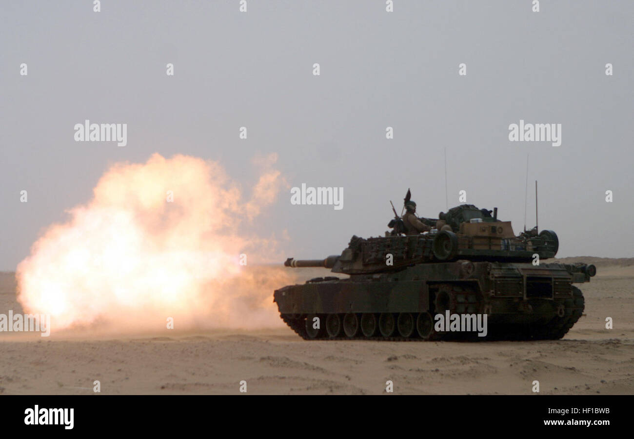 M1a1 abrams tank fires hi-res stock photography and images - Alamy