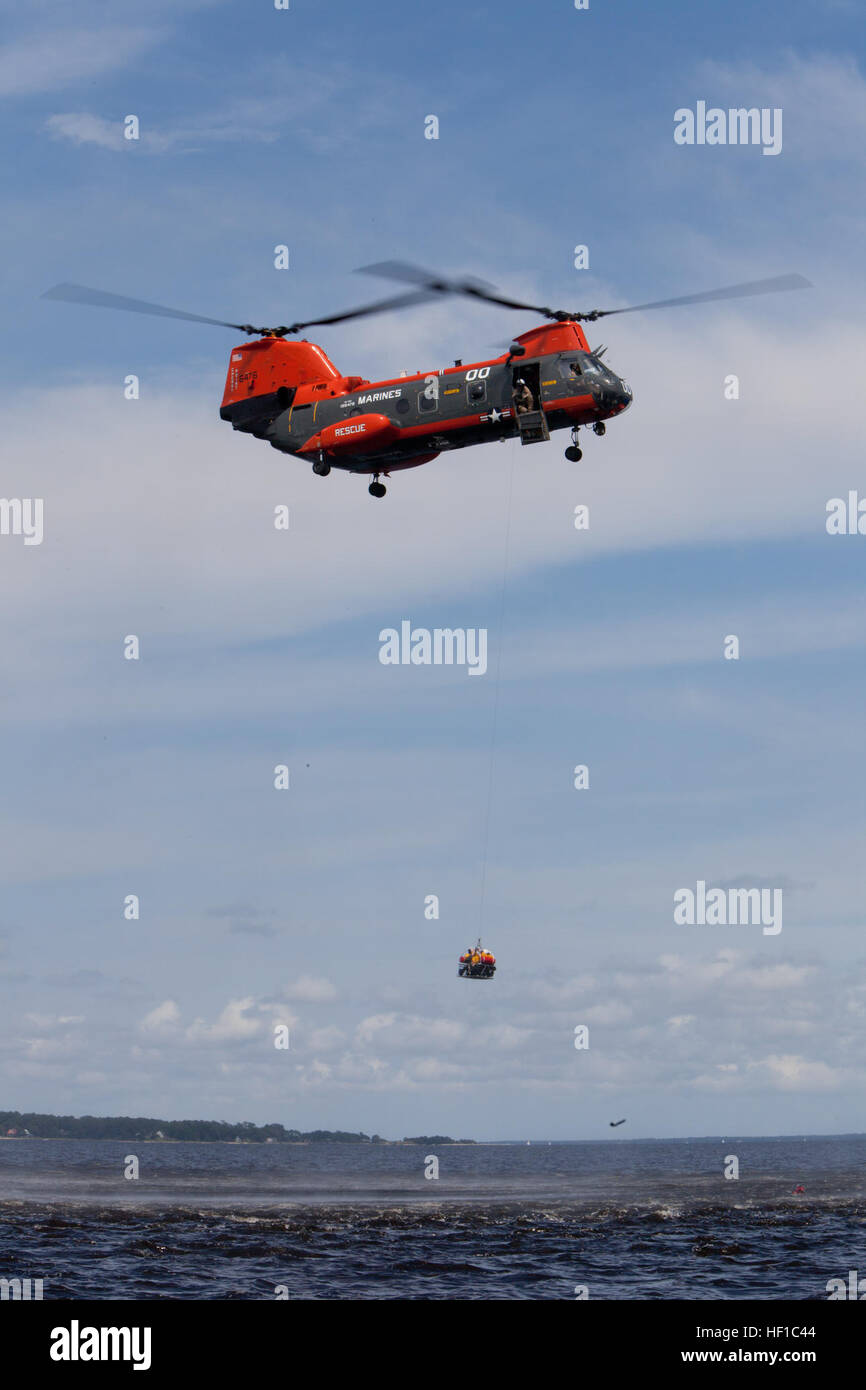 A HH-46E Sea Knight helicopter with Marine Transport Squadron 1 ...