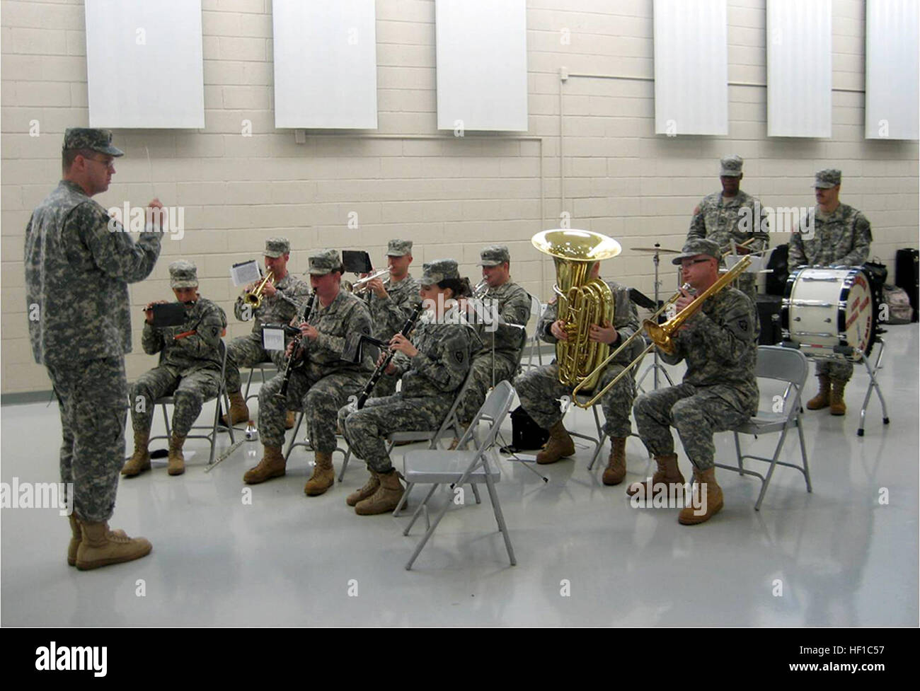U.S. Soldiers with the North Carolina Army National Guard's 440th Army ...