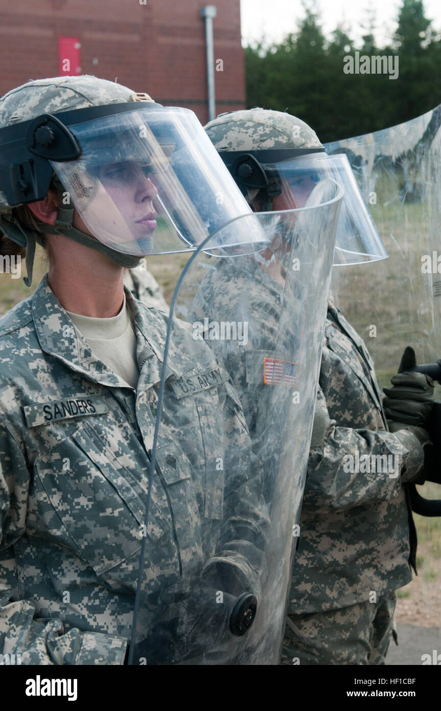 U.S. Soldiers with the 32nd Military Police Company, Wisconsin Army ...