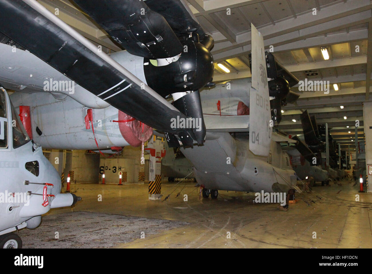 Marines with Marine Medium Helicopter Squadron 262 (HMM-262) off-load ...