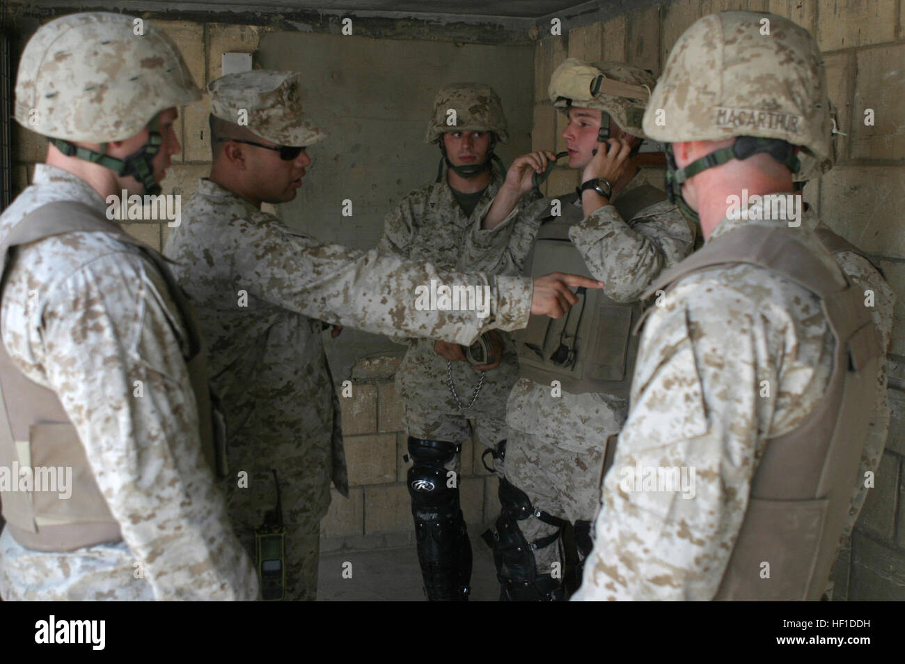 Marines from Battery B, 1st Battalion, 12th Marine Regiment, Task Force ...