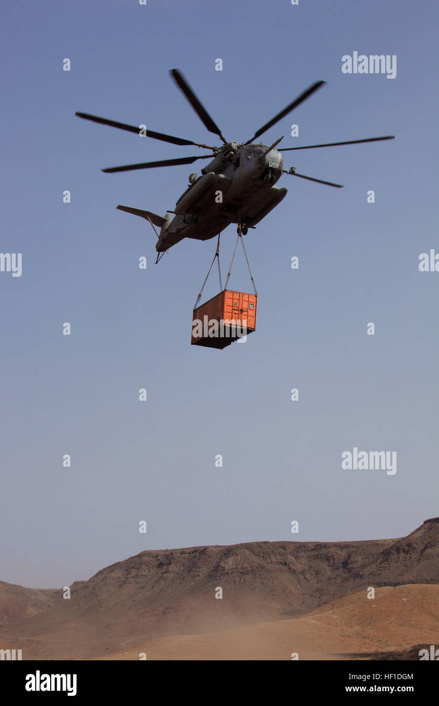 An CH-53E assigned to Marine Medium Tiltrotor Squadron (VMM) 266 ...