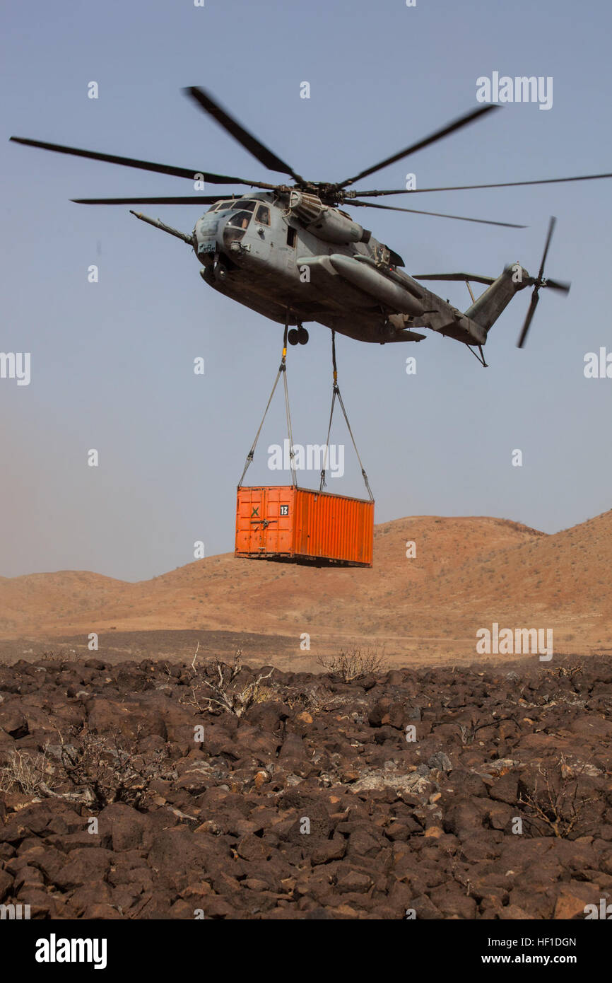 An CH-53E assigned to Marine Medium Tiltrotor Squadron (VMM) 266 ...