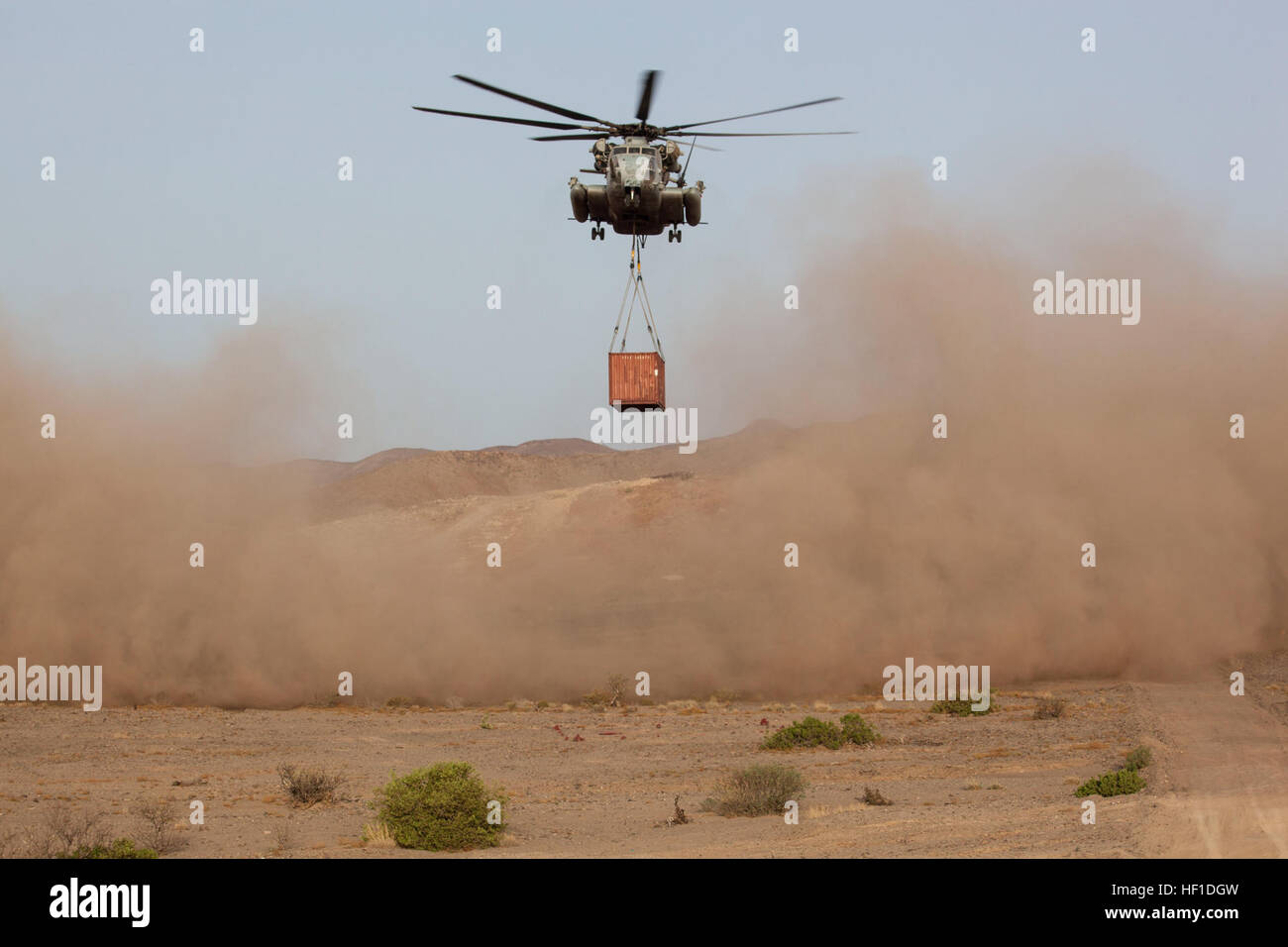 An CH-53E assigned to Marine Medium Tiltrotor Squadron (VMM) 266 ...