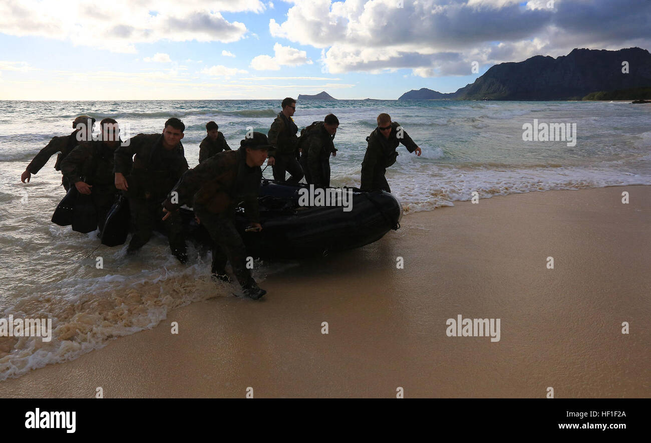 Reconnaissance Marines with Battalion Landing Team 1/4, 13th Marine ...