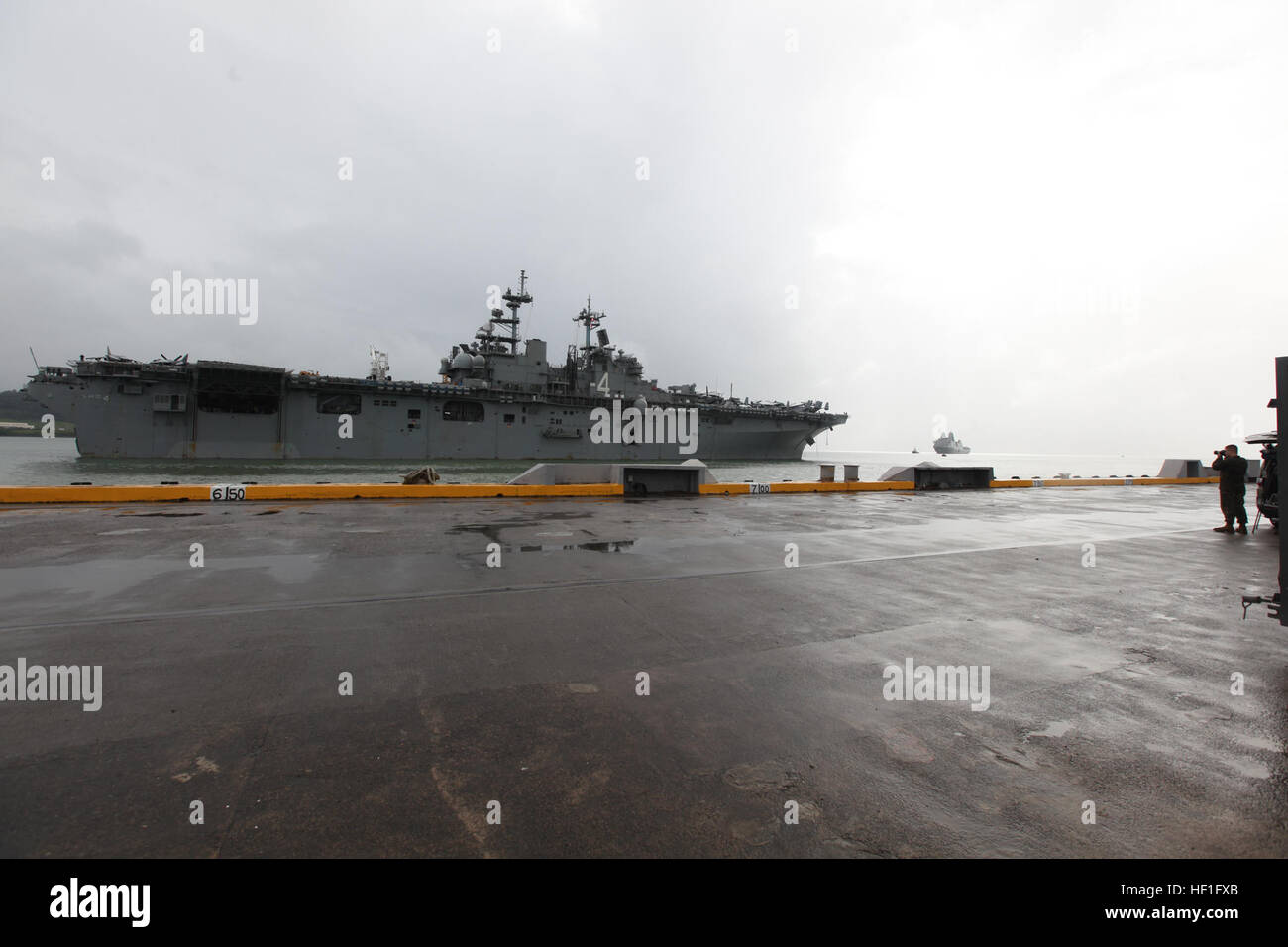 The amphibious assault ship USS Boxer (LHD 4) pulls into the Alava Pier ...