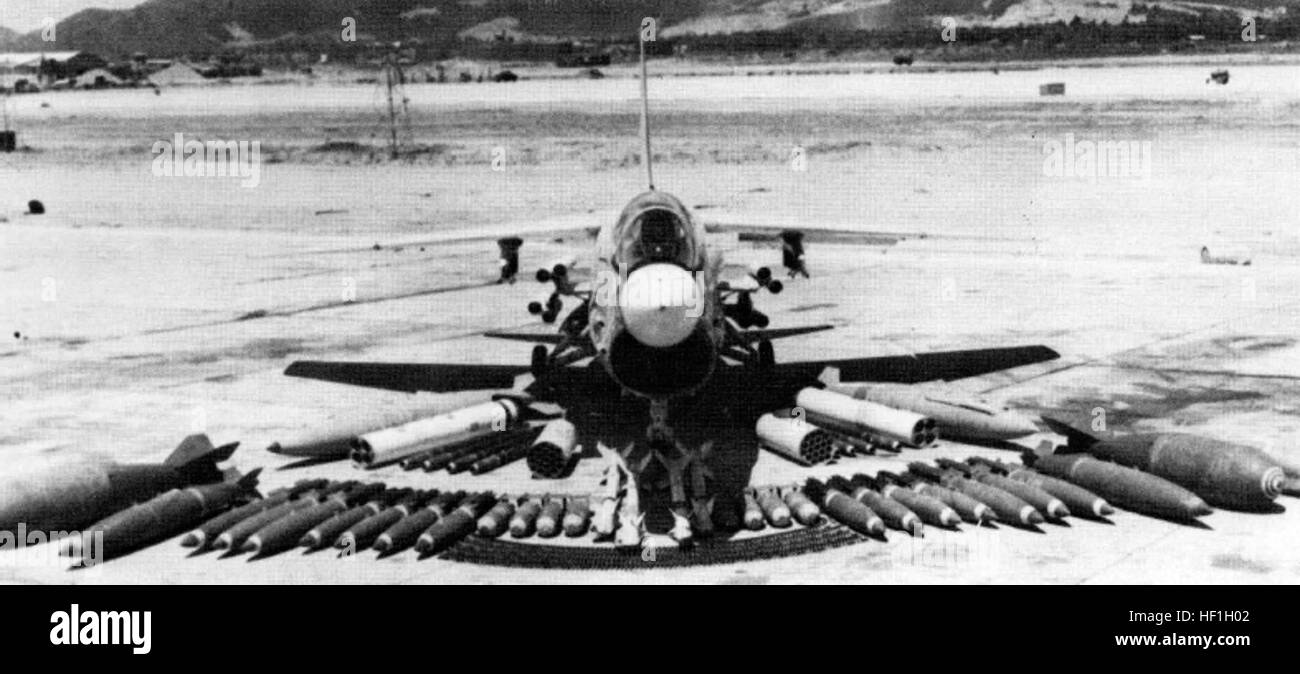 F-8E VMF(AW)-312 with weapons at Da Nang 1965 Stock Photo - Alamy