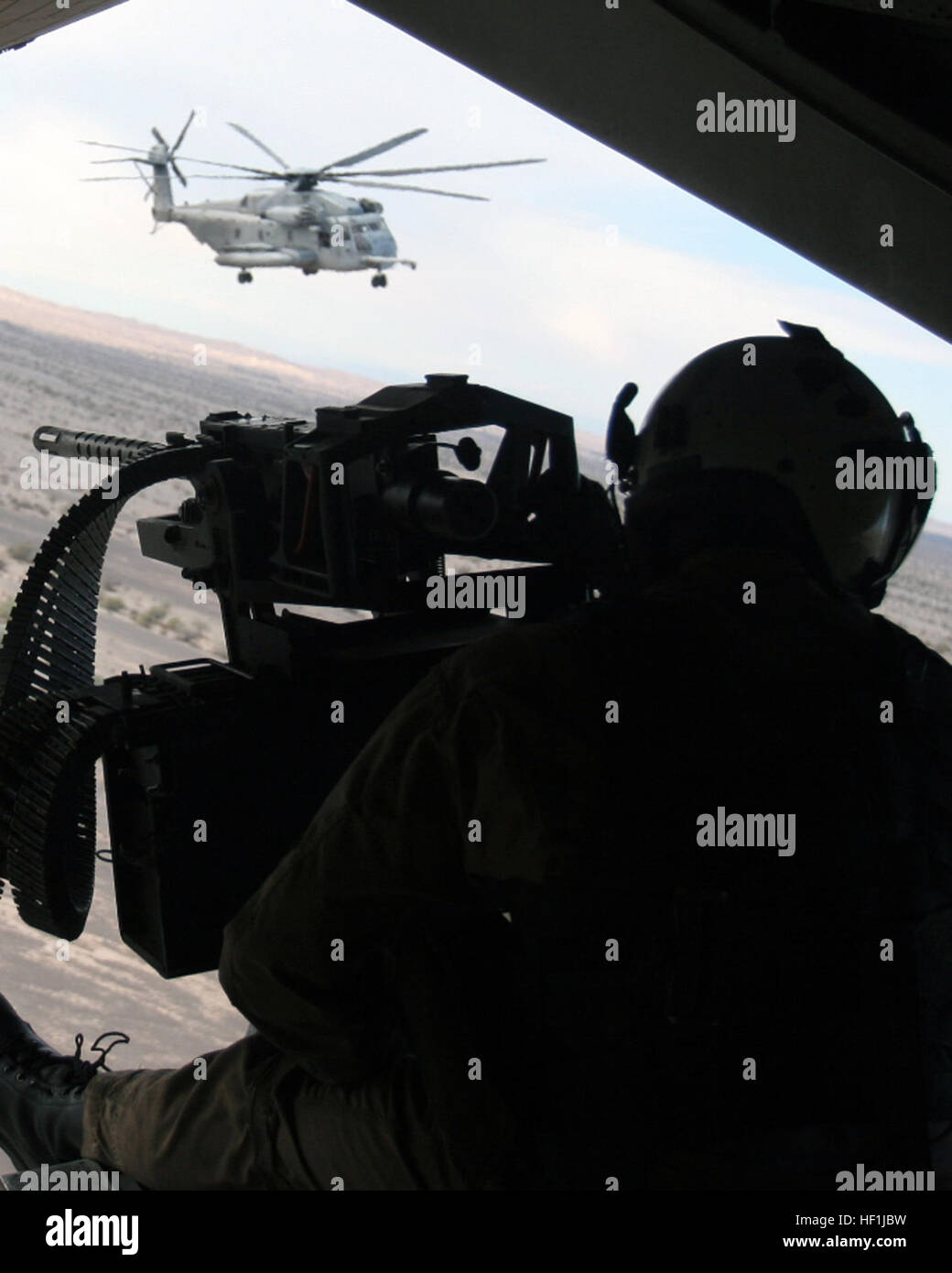 A crew chief with marine heavy helicopter squadron 462 hmh 462 hi-res ...