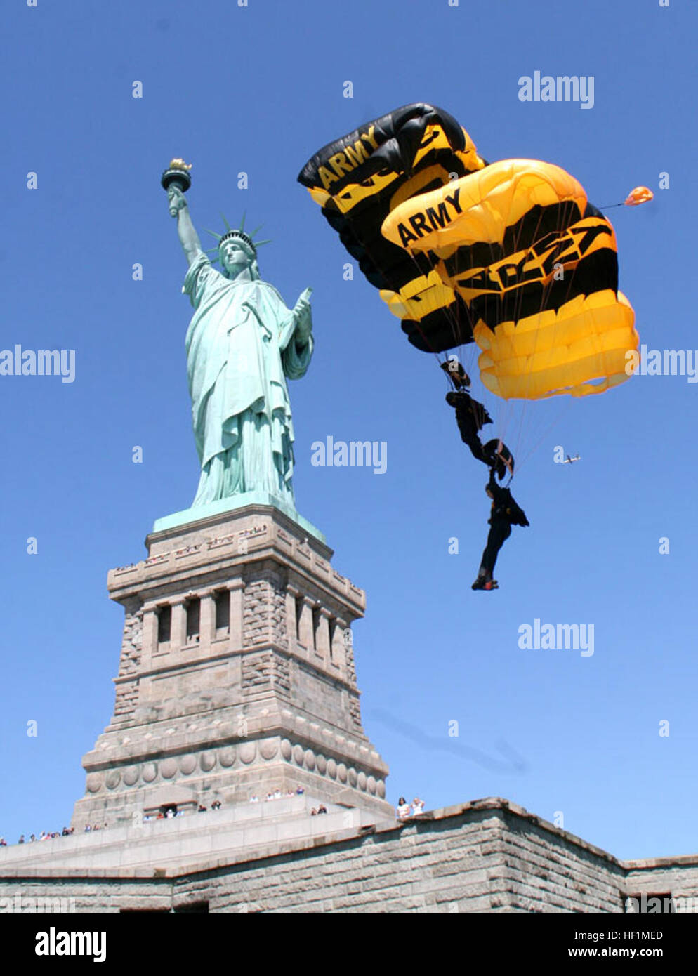 The Golden Knights, the U.S. Army's official parachute demonstration ...