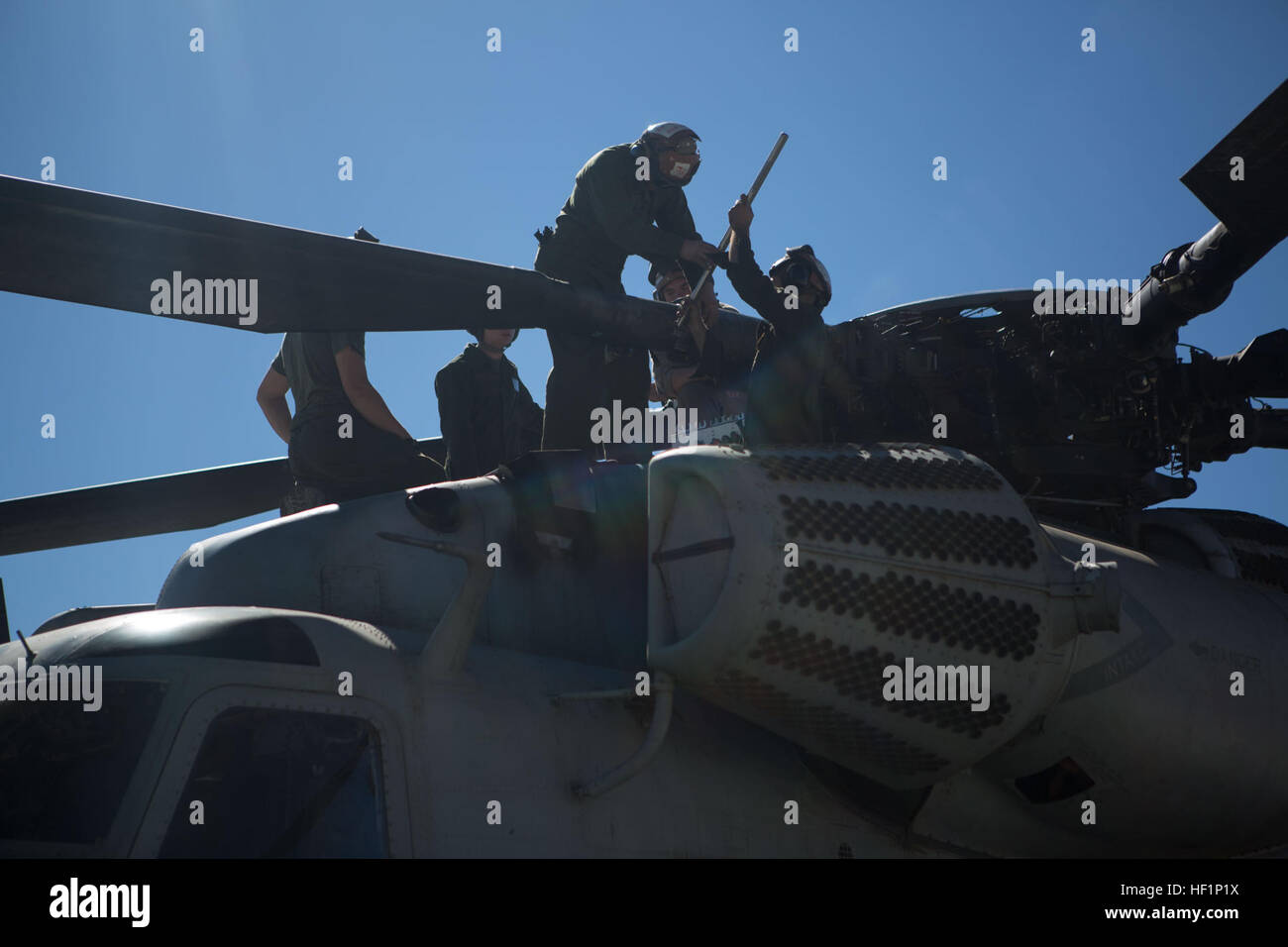 U.S. Marines with Marine Heavy Helicopter Squadron 466 (HMH-466 ...