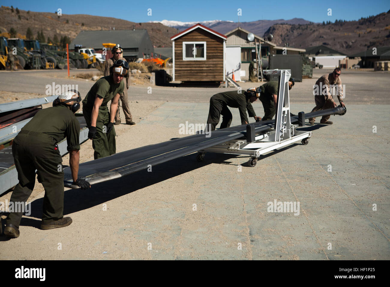 U.S. Marines with Marine Heavy Helicopter Squadron 466 (HMH-466 ...