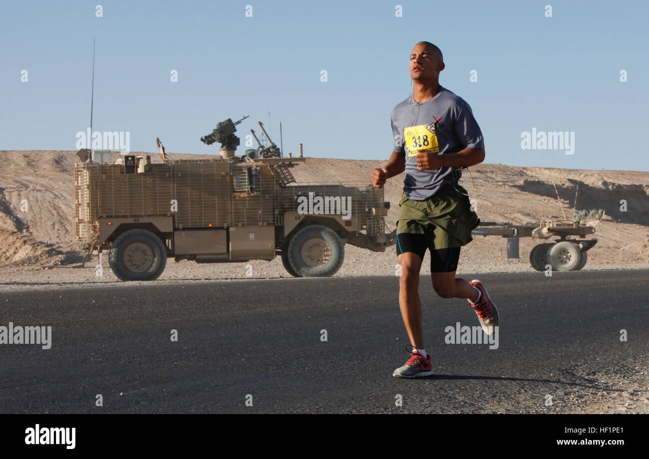 Runners compete in the 2013 Marine Corps Marathon Forward at Camp ...