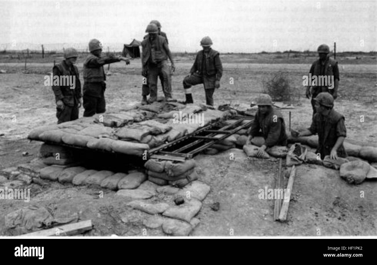 Marines build a fighting bunker, Con Thien, January 1968 Stock Photo ...