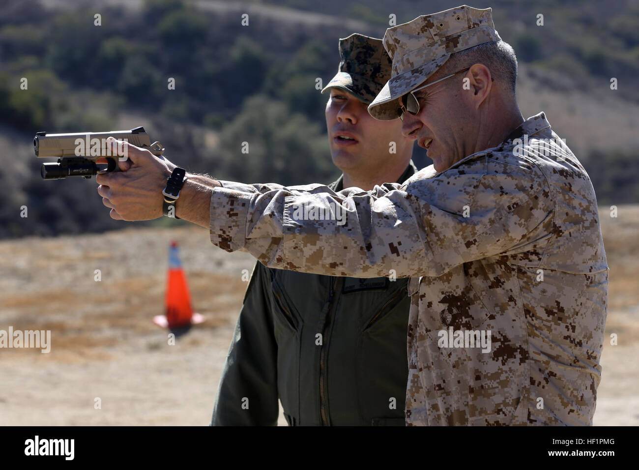 Gunnery Sgt. Dustin Schellenger instructs Brig. Gen. John Bullard on ...
