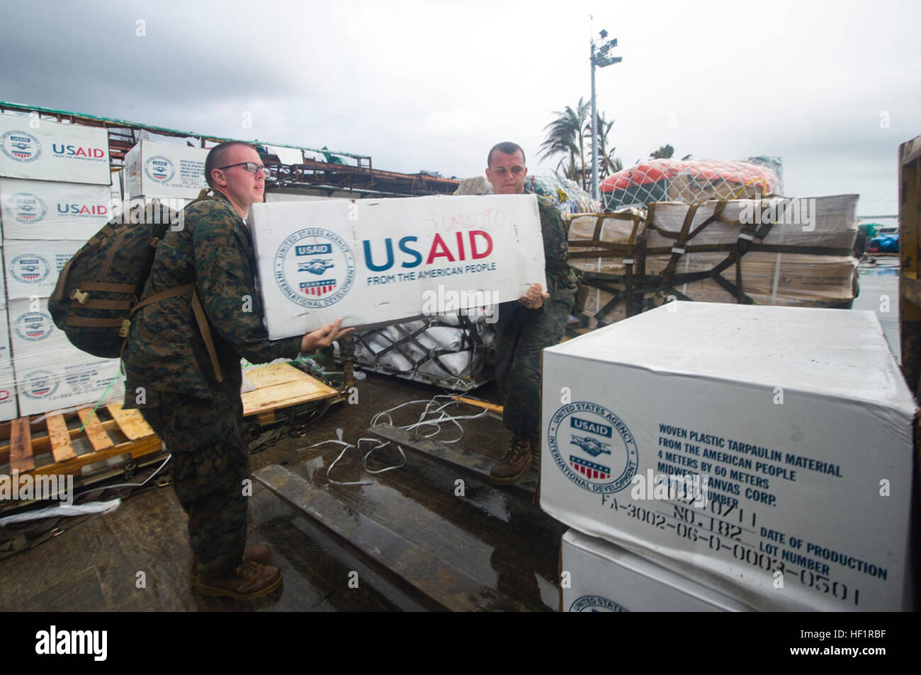 Philippines operation damayan is a u s hi-res stock photography and ...