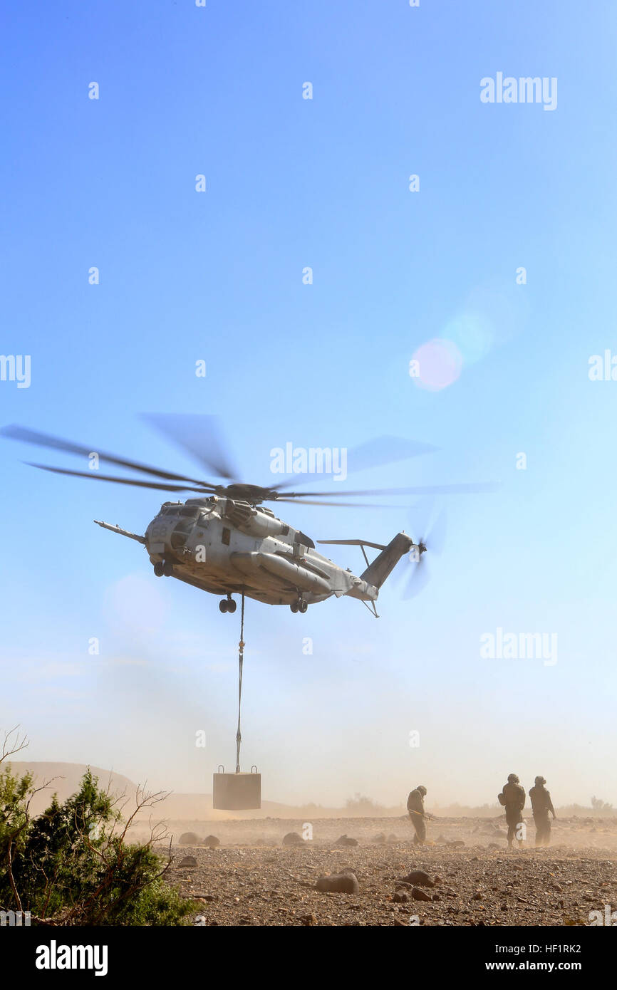 U.S. Marines with Marine Heavy Helicopter Squadron 466 (HMH-466 ...