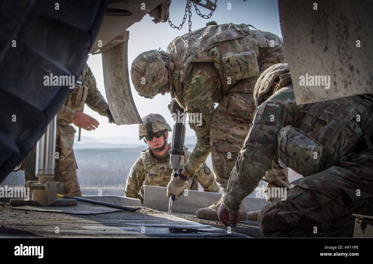 U.S. Soldiers with the 1438th Engineer Company, Missouri Army National ...