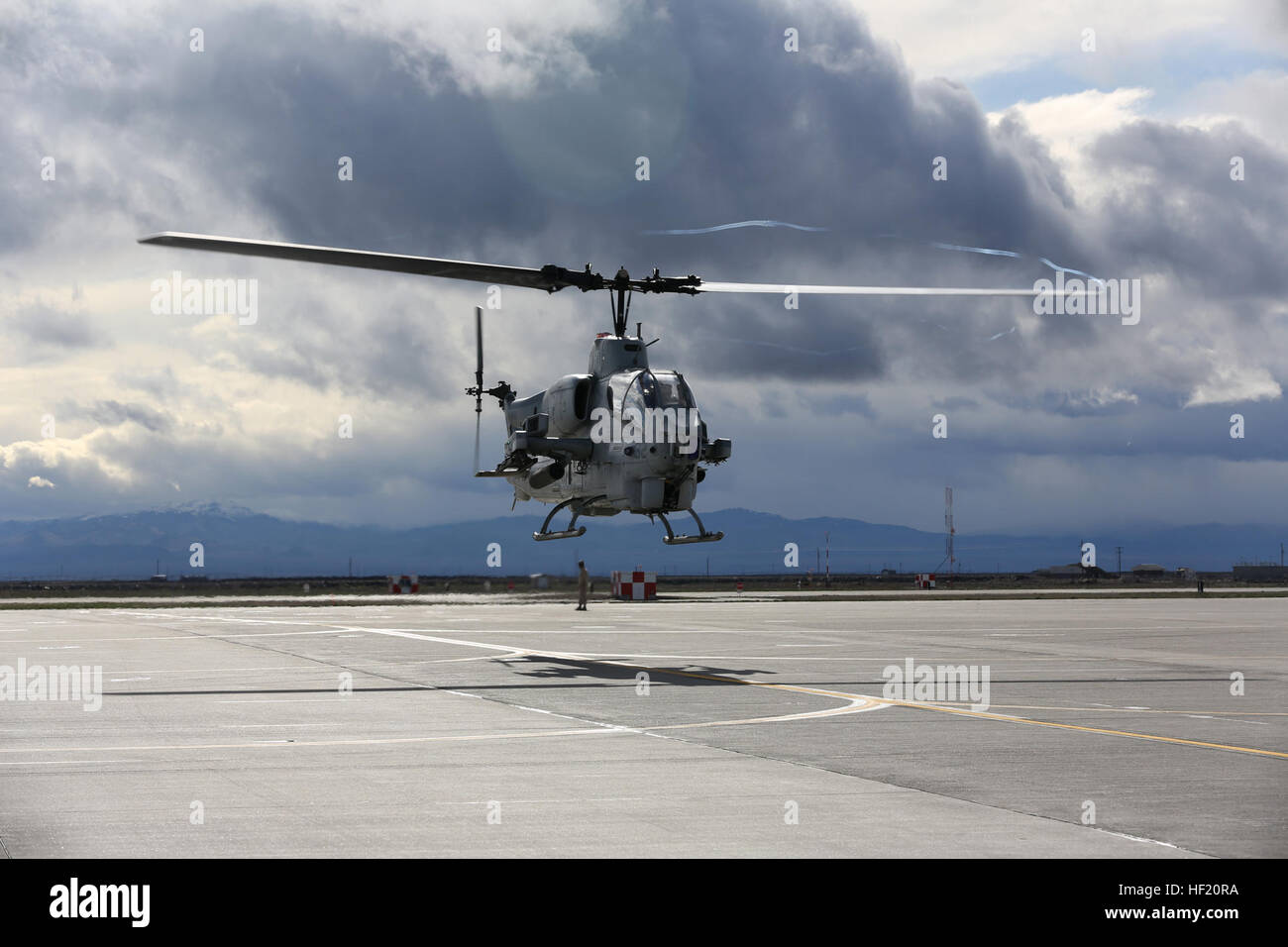 An AH-1W Super Cobra with Marine Light Attack Helicopter Squadron (HMLA ...