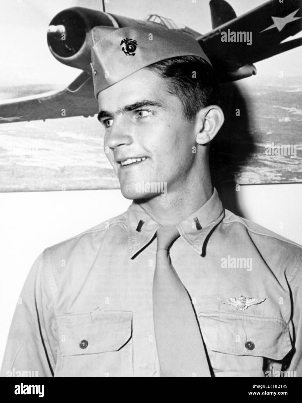 Official Portrait of US Marine Corps (USMC) First Lieutenant (1LT ...