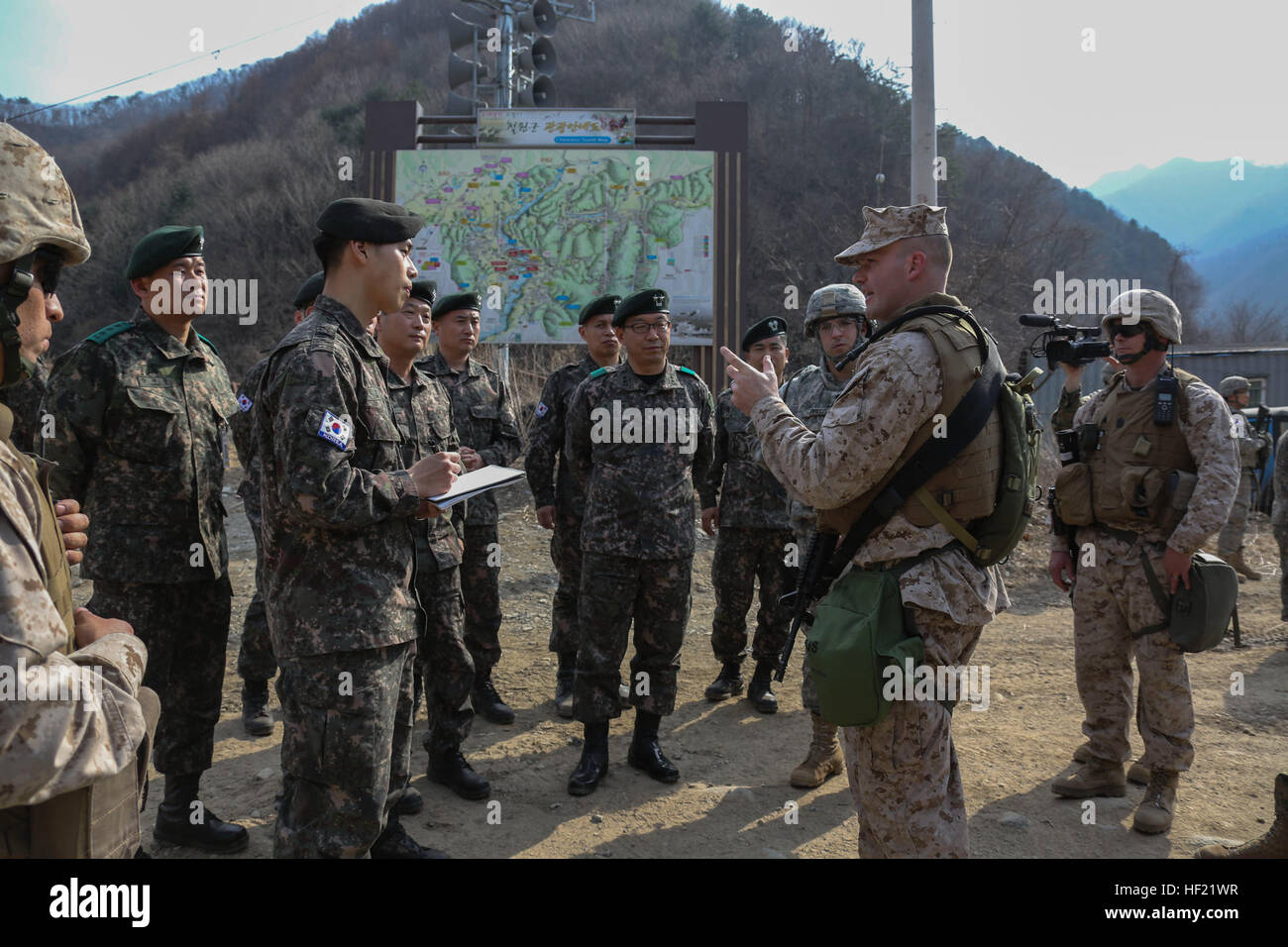 Marines from Delta Battery, 14th Marines, conduct a Combined Joint Live ...