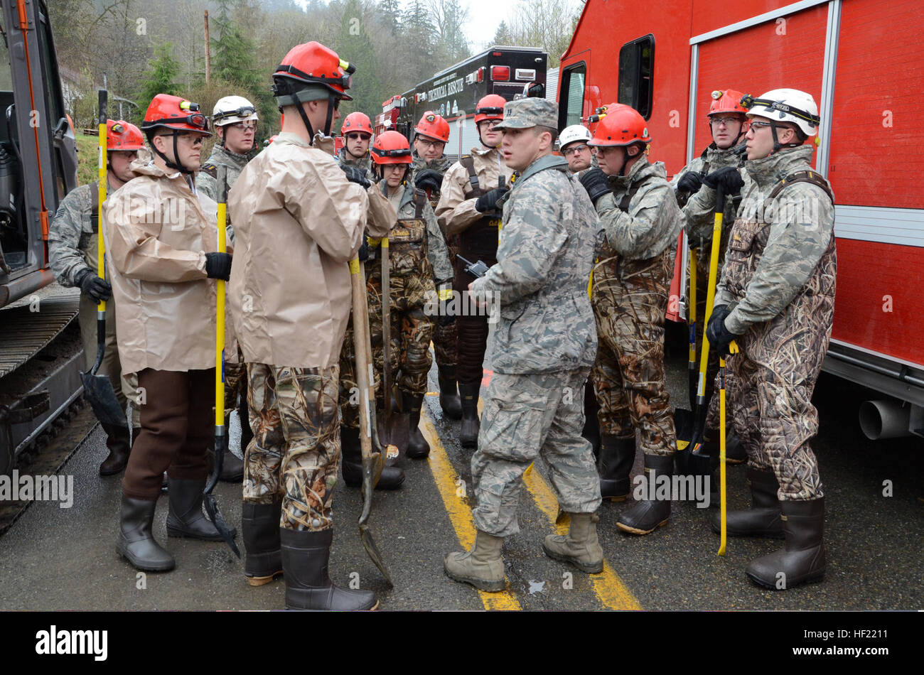 U.S. Airmen with the Washington Air National Guard receive guidance on ...