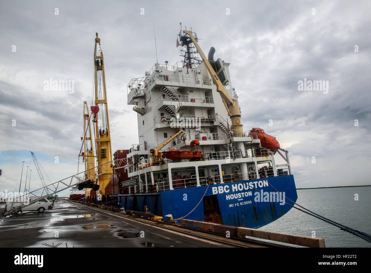 Australian dock workers off-load Marine Rotational Force - Darwin ...