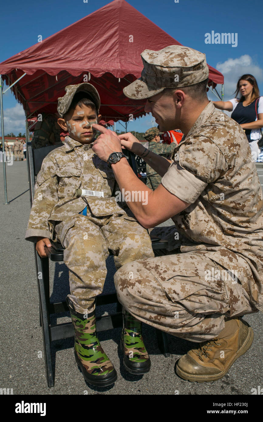 Cpl. Scott J. Supranowicz, 5, applies camouflage paint to Ryan C ...