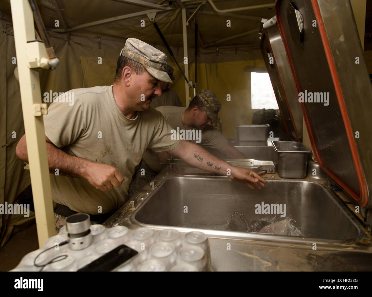 Army field kitchen staff hi-res stock photography and images - Alamy