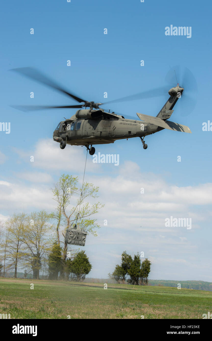 Sling load training u s army uh 60 black hawk hi-res stock photography ...