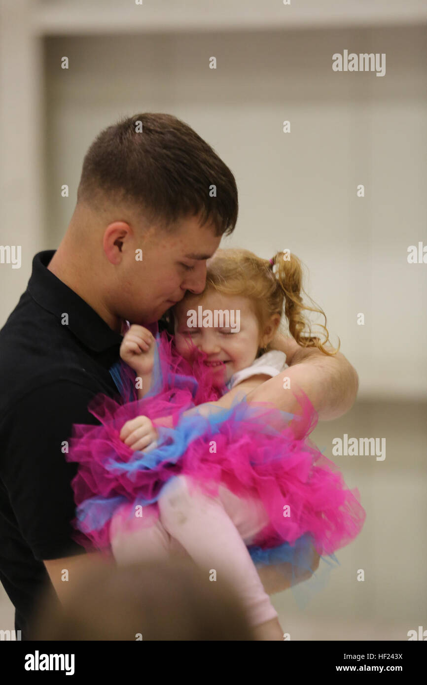 Sgt. Timothy Macleod hugs his daughter Jennalee at Marine Corps Air ...