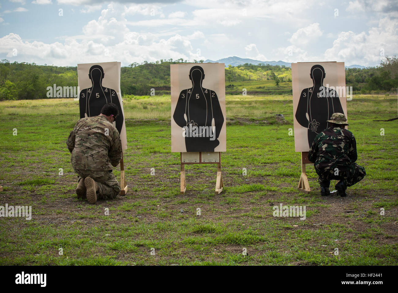 A Philippine Special Operations Forces Soldier and U.S. SOF Soldier set ...