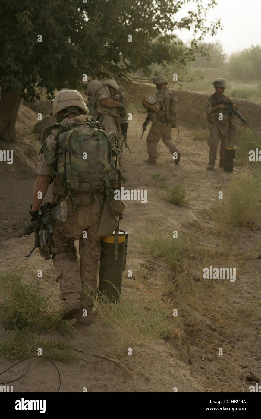 Marines from Charlie Company, Battalion Landing Team, 1st Battalion ...