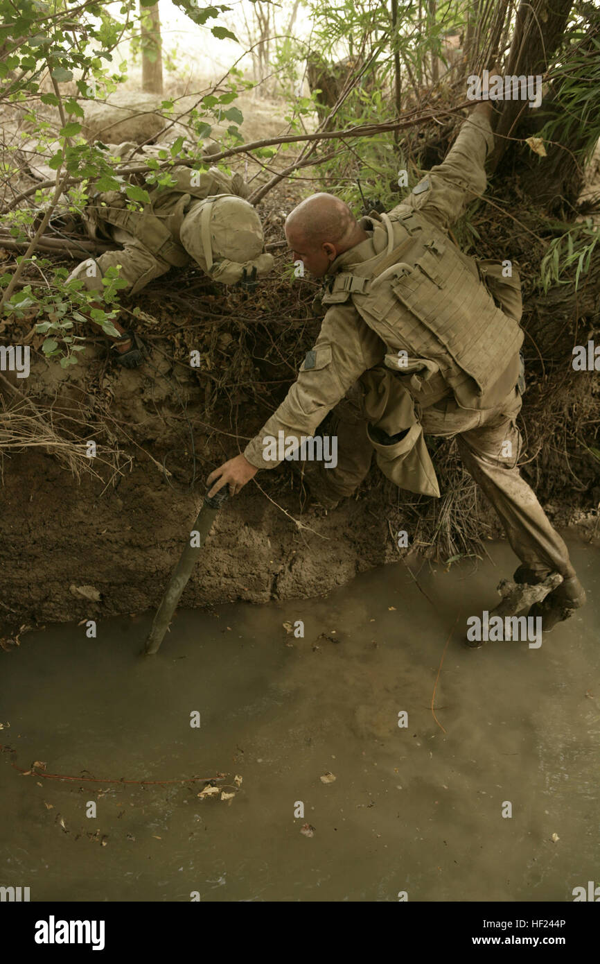 Marines from Charlie Company, Battalion Landing Team, 1st Battalion ...