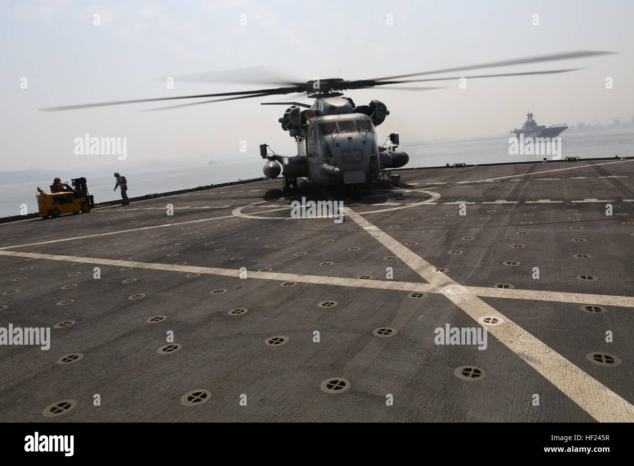 U.S. Marines with Marine Heavy Helicopter Squadron (HMH) 464 ...