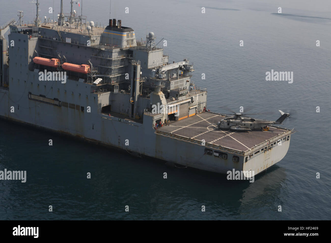 U.S. Marines with Marine Heavy Helicopter Squadron (HMH) 464 ...