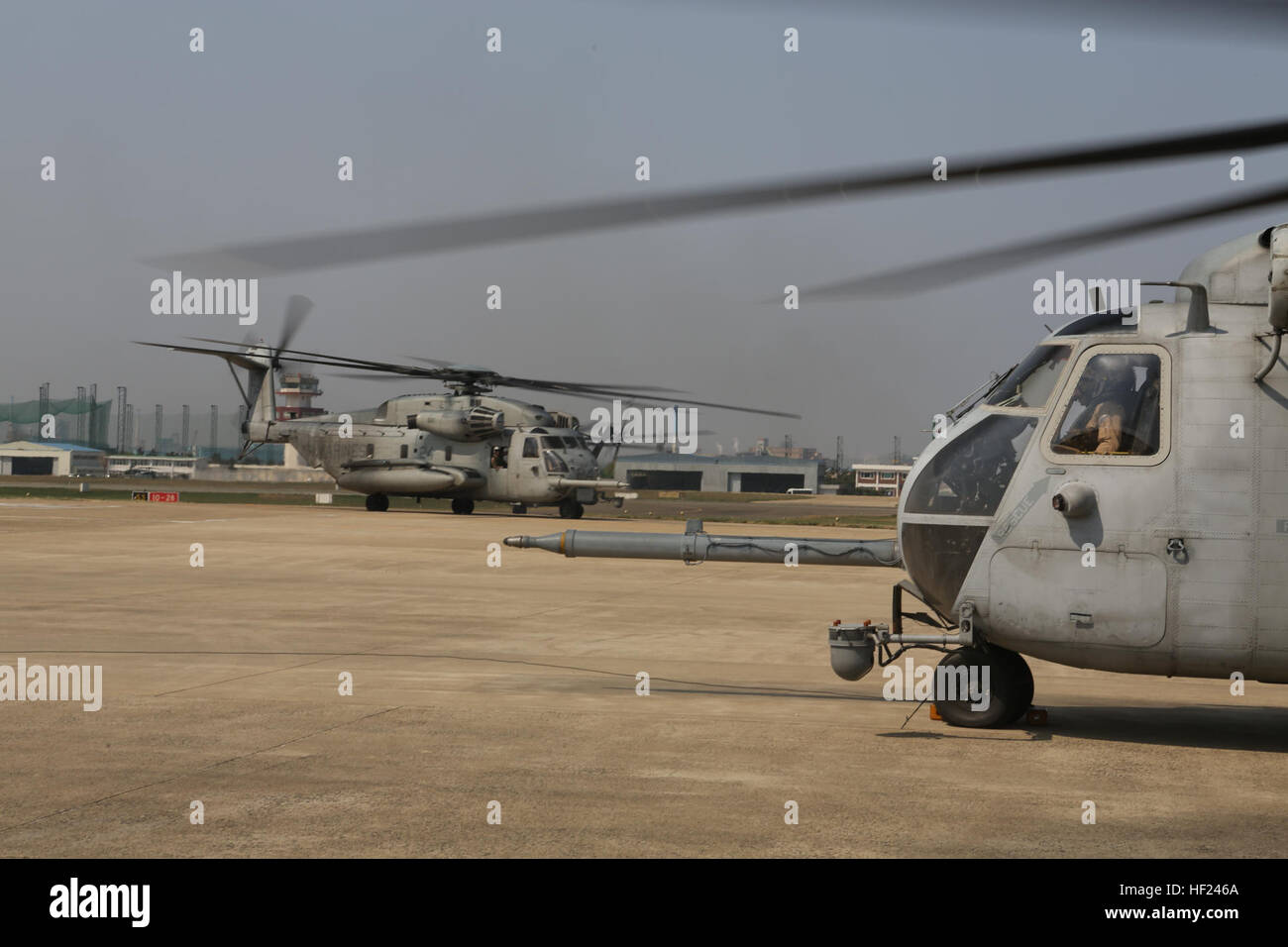 U.S. Marines with Marine Heavy Helicopter Squadron (HMH) 464 ...