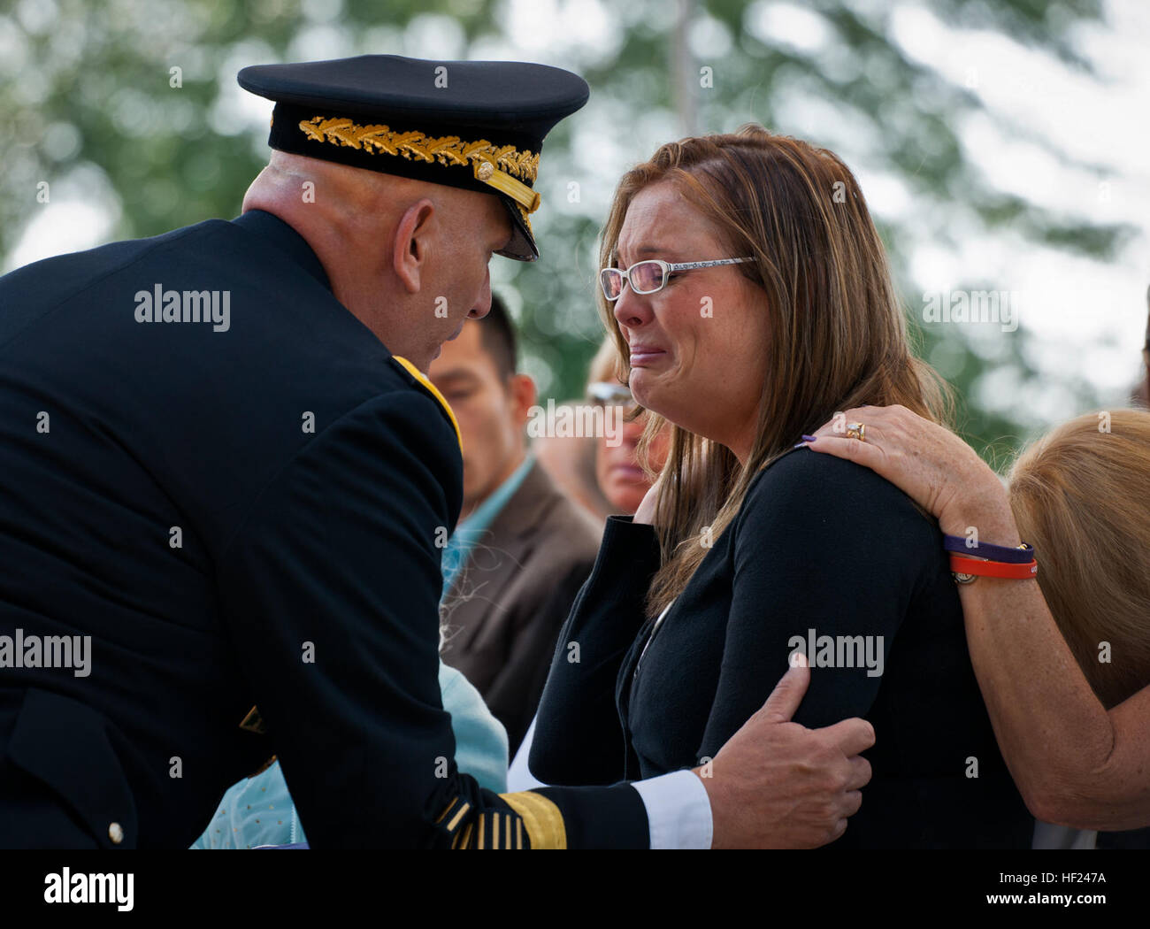 Army Chief of Staff Gen. Ray Odierno comforts Mandi Bennett, widow of ...