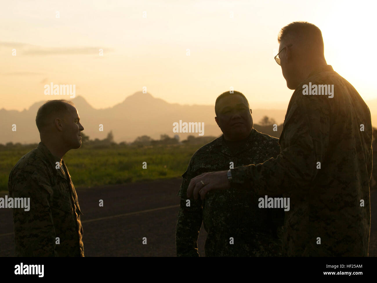 Philippine Marine Maj. Gen. Jimmy Larida, center, speaks with U.S ...