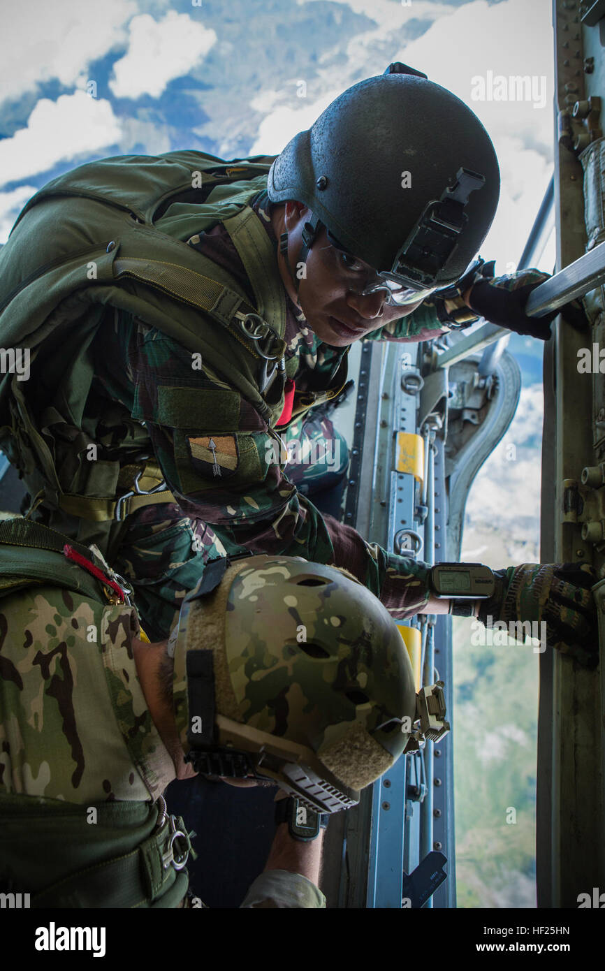 Philippine Army Special Forces freefall jumper with Special Operations ...