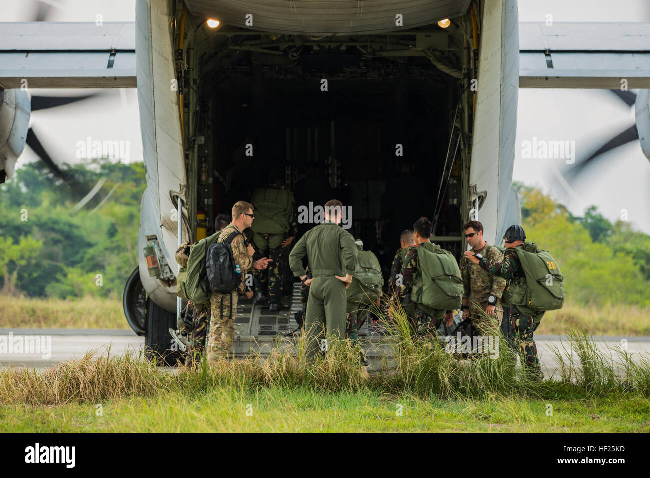 Philippine Army Special Forces freefall jumpers with Special Operations ...