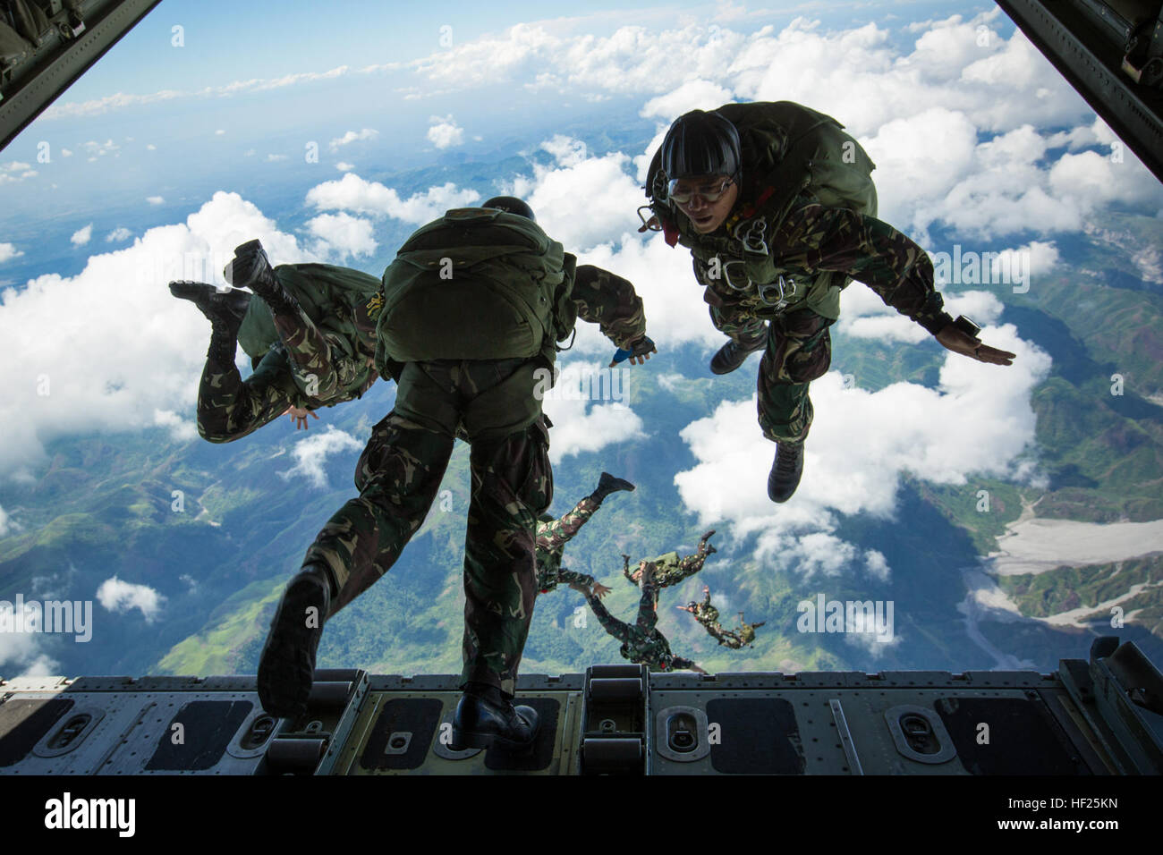Philippine Army Special Forces freefall jumpers with Special Operations ...