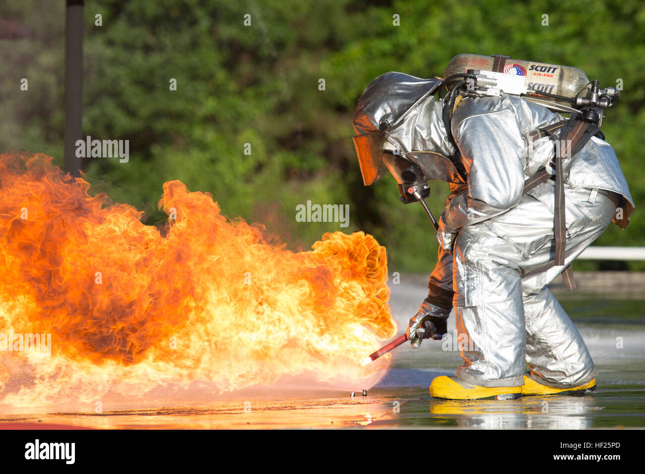 A U.S. Marines with Aircraft Rescue and Fire Fighting (ARFF ...