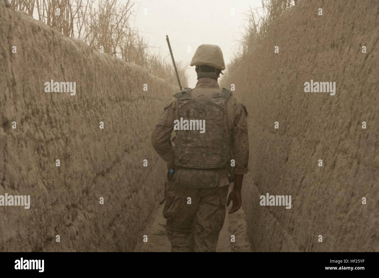 Marines from Charlie Company, Battalion Landing Team, 1st Battalion ...