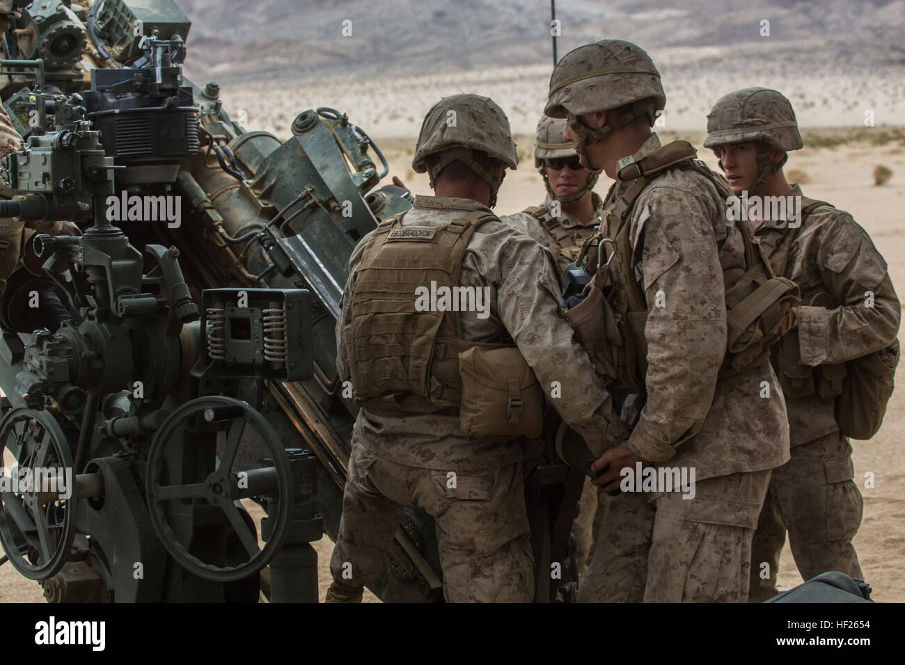 Marines of Sierra Battery, 5th Battalion, 11th Marine Regiment load an ...