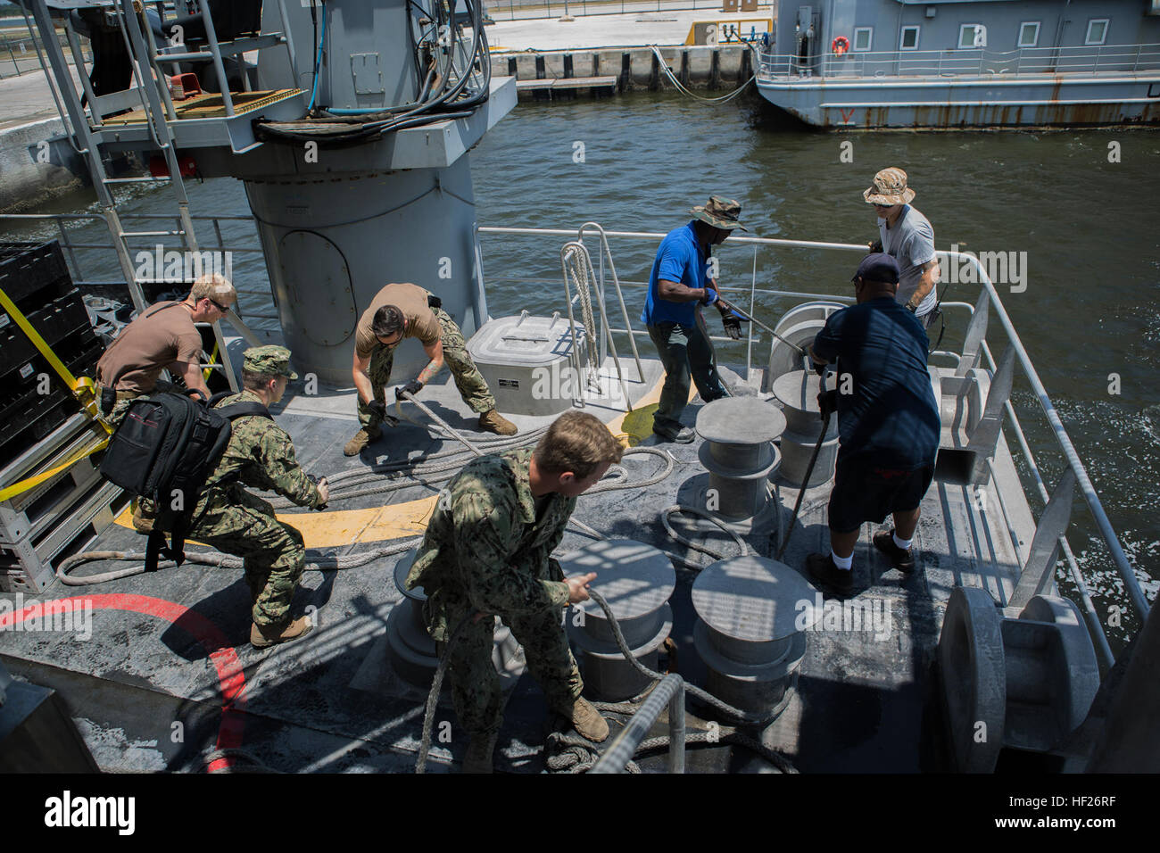 U.S. Navy Divers with Naval Expeditionary Combat Command assist crew ...