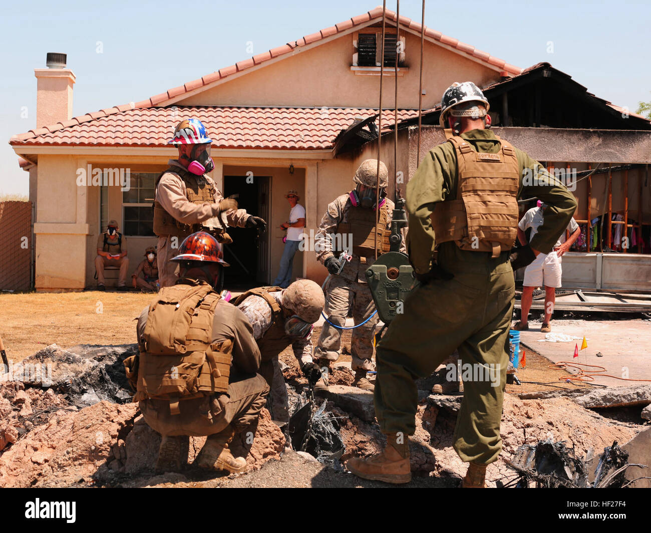 Marines from Marine Wing Support Squadron 371 attach AV-8B Harrier II ...