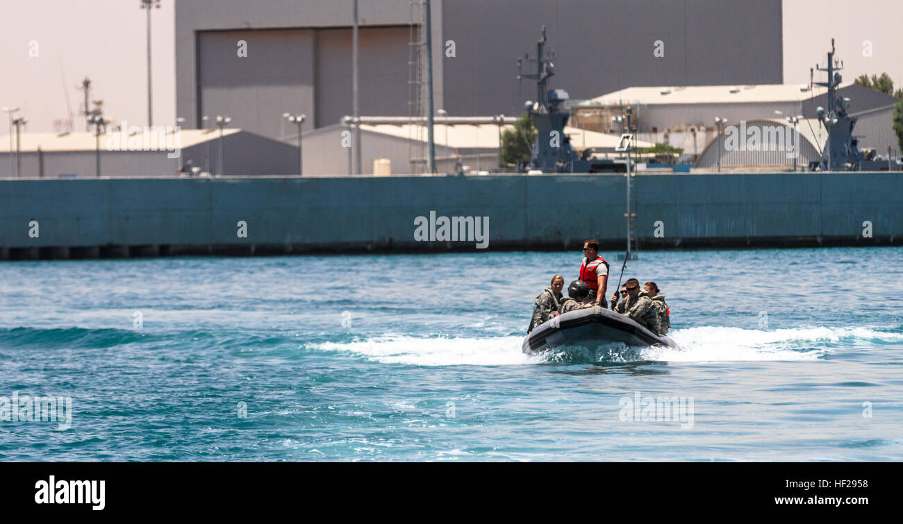 Soldiers of the 42nd Combat Aviation Brigade (CAB) work with Army ...